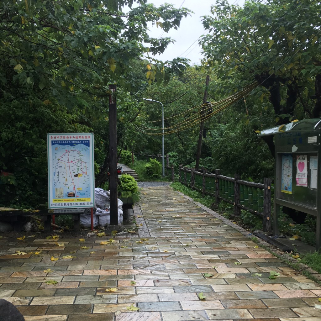 JIANTAN MOUNTAIN HIKING TRAIL (劍潭山步道) | Taiwan Trails and Tales